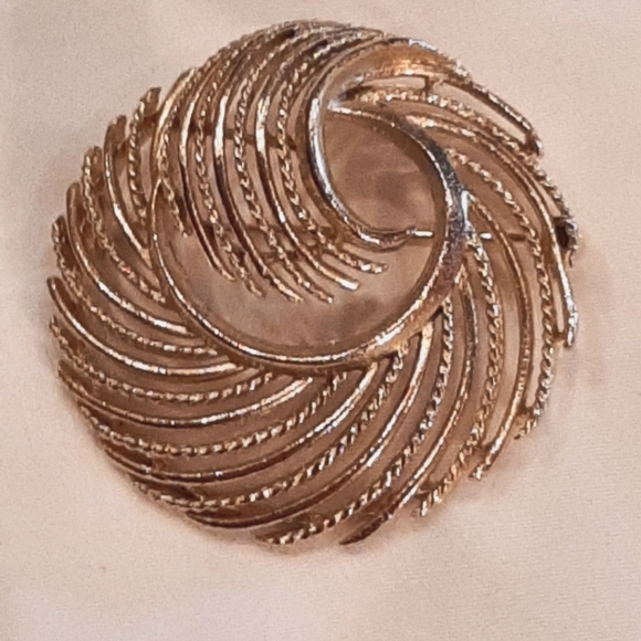 Lisner Jewelry | Jewelry | Lisner Gold Tone Swirl Brooch Pin | Poshmark